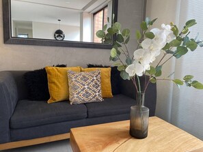 Apartamento Exclusivo, 4 quartos, terraço, vista para a cidade | Sala | Smart TV de 40 polegadas com canais por cabo, televisor 