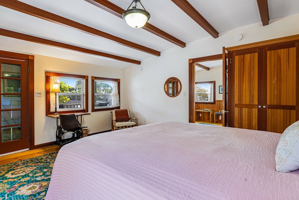 Updated, Dog-friendly Cottage With Bay Views, Wraparound Deck & Ev Charger - Bodega Bay, CA