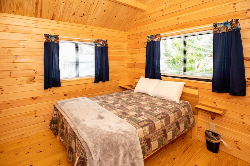 115) Quail Log Cabin. Close To Hocking Hills State Park And More! - Logan, OH
