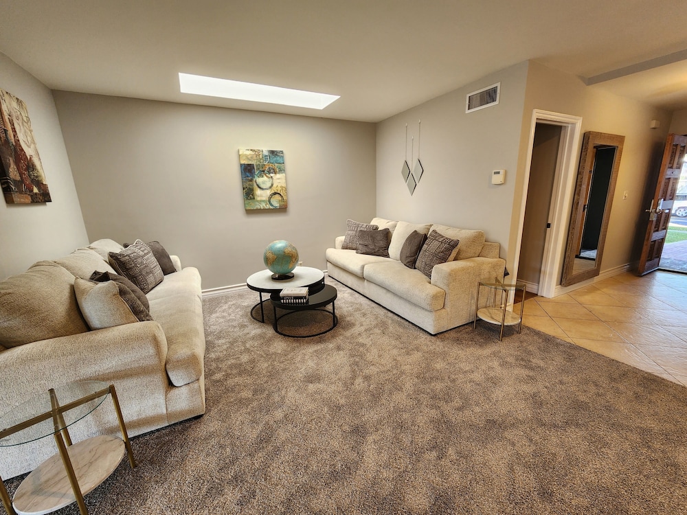 Near The Beach And Central Located - Long Beach, CA