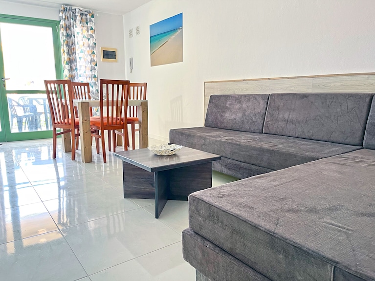 I11dr Bright Near Sea And In The Center Of The Village Of Santa Maria - Cap-Vert