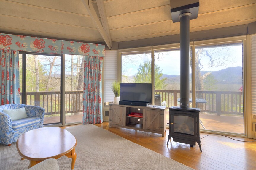 Cozy Rental Near Greenbrier Resort With A Deck, Stunning Views Modern-rustic Charm, And Full Kitchen - ウェスト・バージニア州