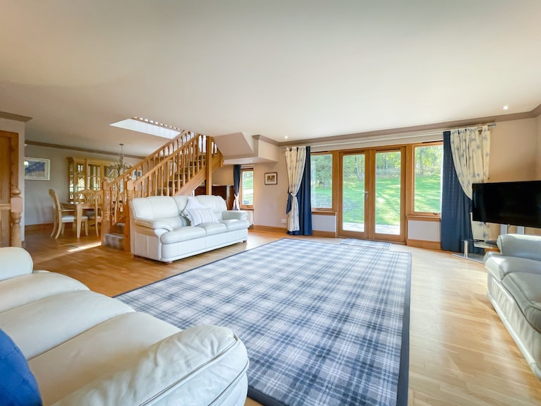 Oakwoods House - A House That Sleeps 10 Guests In 4 Bedrooms - Loch Lomond
