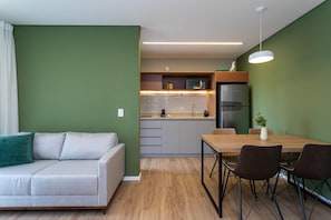 Apartamento de 1 Quarto Casal | Cozinha privada | Geladeira grande, micro-ondas, cooktop, máquina de café expresso