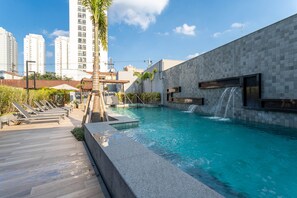 Piscina externa, funciona das 9h às 22h, espreguiçadeiras