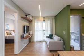 Apartamento de 1 Quarto Casal | Área de estar | Smart TV 40 polegadas com canais digitais, TV