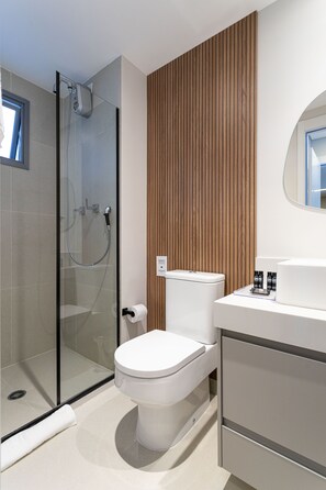 Apartamento de 1 Quarto Casal | Casa de banho | Um polibã, um secador de cabelo, sabão, champô