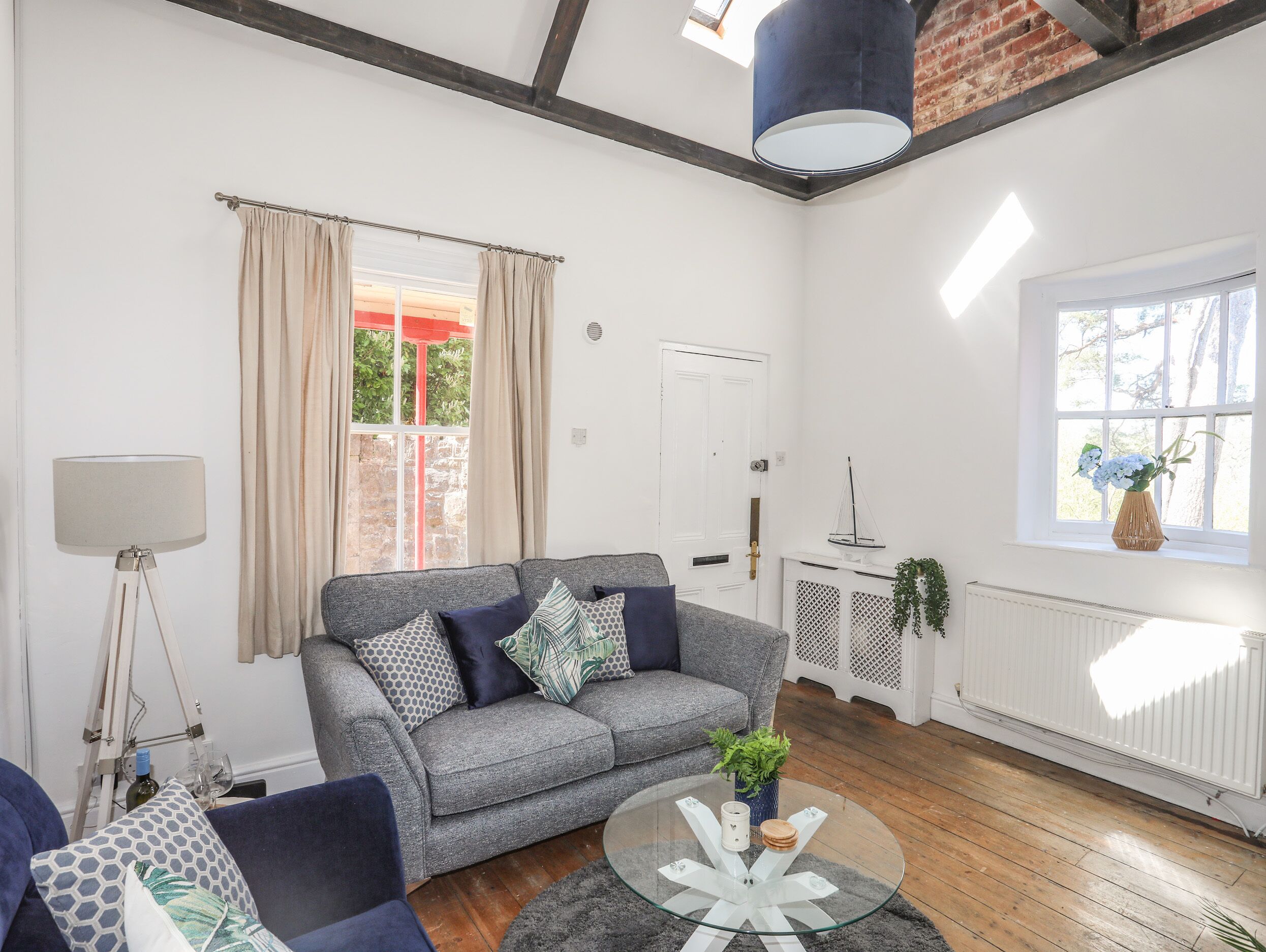 Ceris Lodge, Pet Friendly, Character Holiday Cottage In Menai Bridge - 앵글시