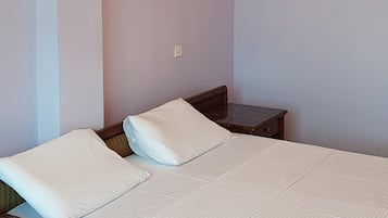 Quarto Duplo Standard | Cofre no quarto, secretária