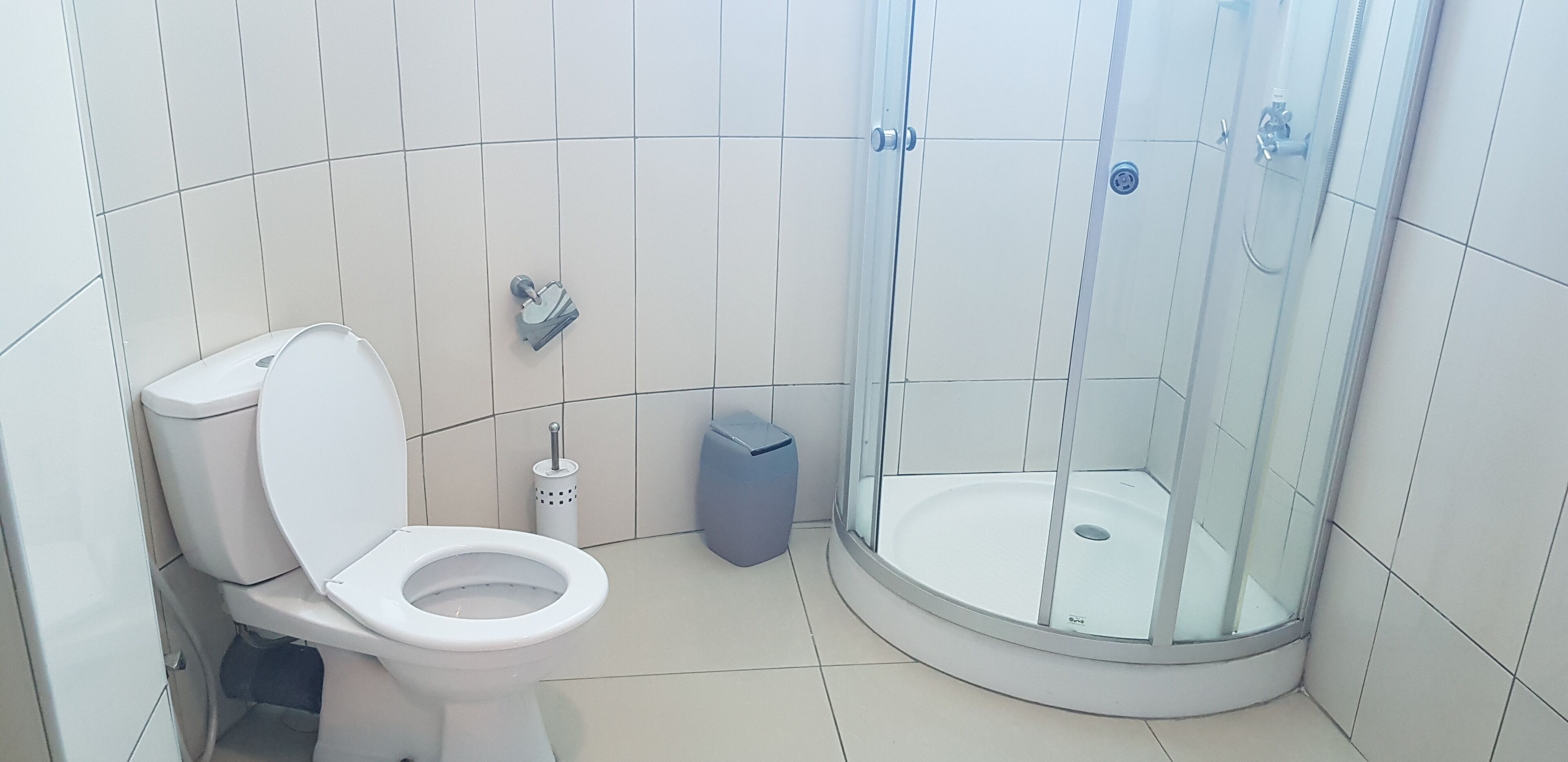 Apartamento família, 2 quartos | Banheiro | Chuveiro, chuveiro com efeito de chuva, produtos de toalete grátis 