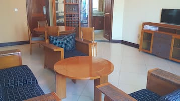 Apartamento Familiar, 2 quartos | Sala de estar | Televisor LED de 32 polegadas com canais via satélite, televisor