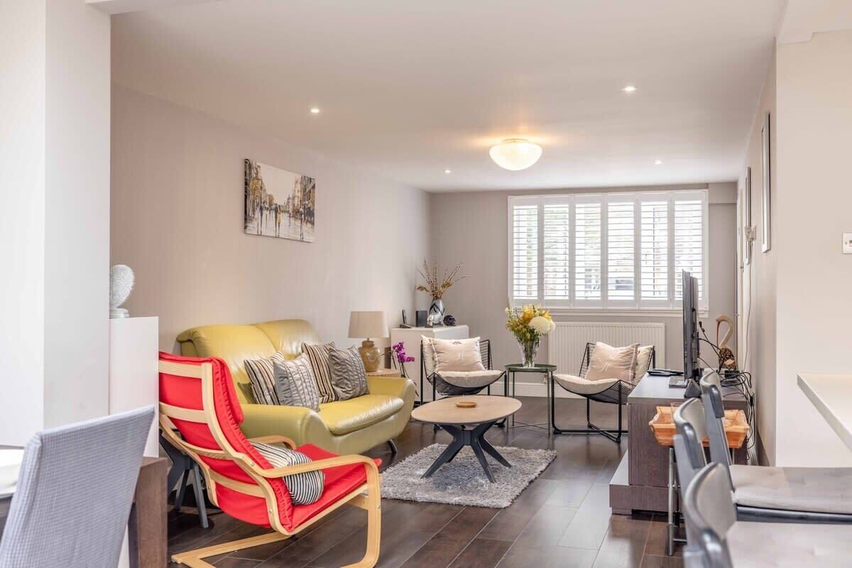 Central Windsor 3 Bed Home W/ Drive - By Tempstay - Windsor