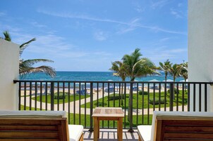 Quarto luxo, 2 camas Queen, sacada (Oceanfront) | Roupas de cama premium, frigobar, cofres nos quartos, escrivaninha