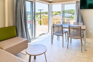 Casa Móvel Premium | Sala de estar | Televisor de ecrã plano de 32 polegadas com canais por cabo