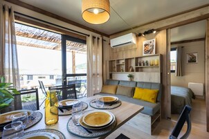 Chalé premium | Área de estar | TV de tela plana 32 polegadas com canais a cabo, mesa de pingue-pongue