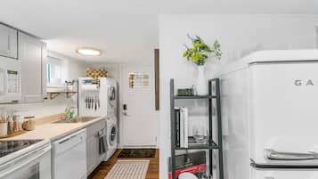 Apartamento clássico | Cozinha privada | Geladeira grande, micro-ondas, fogão, lava-louças