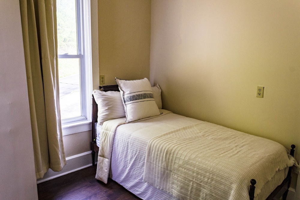Cozy And Spacious House Near Downtown Kingston - Kingston, NY
