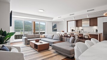 Condo | Área de estar | TV de tela plana 40 polegadas com canais digitais, TV, lareira