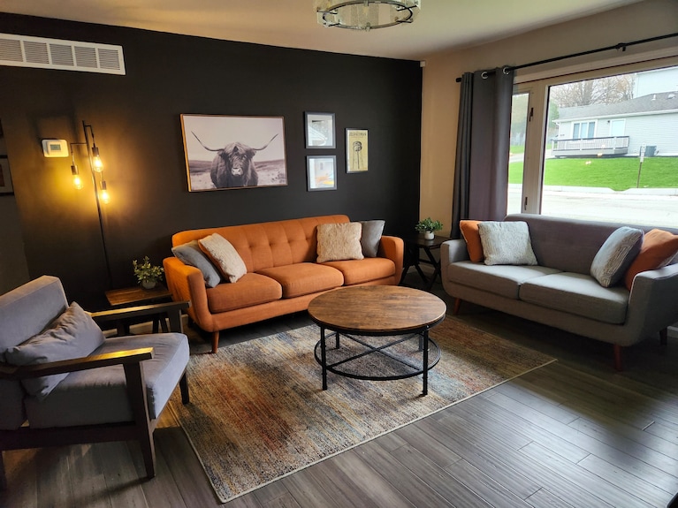 Modern Home, Sleeps 10, Near Downtown And Vu, Over 2000 Sqft - Valparaiso, IN