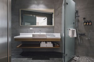 Quarto Quádruplo Comfort | Casa de banho | Produtos de higiene exclusivos, um secador de cabelo, chinelos 