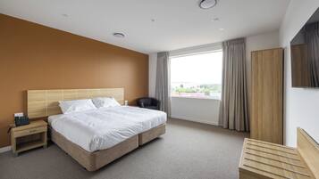 Quarto Executivo, 1 cama king-size, acessível | Minibar grátis, com decoração personalizada