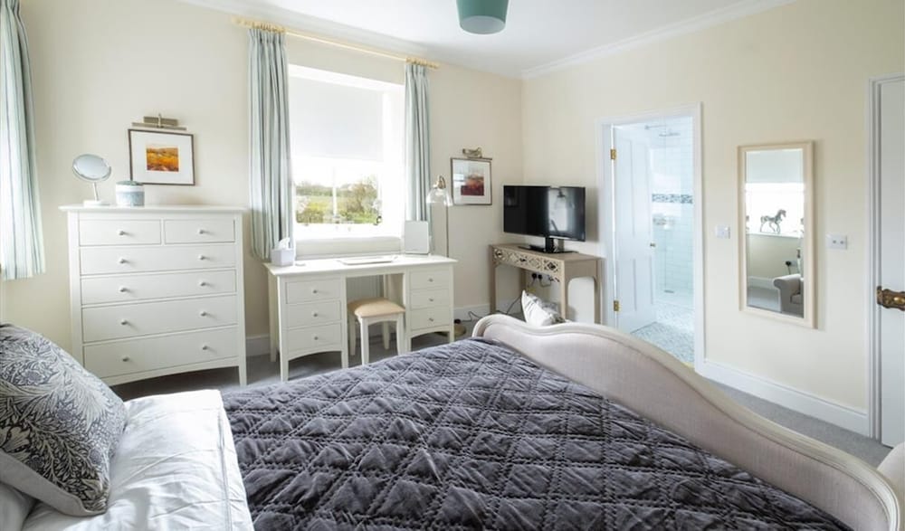 Castle View, Church Farmhouse - Idyllic Countryside Getaway - Isle of Man