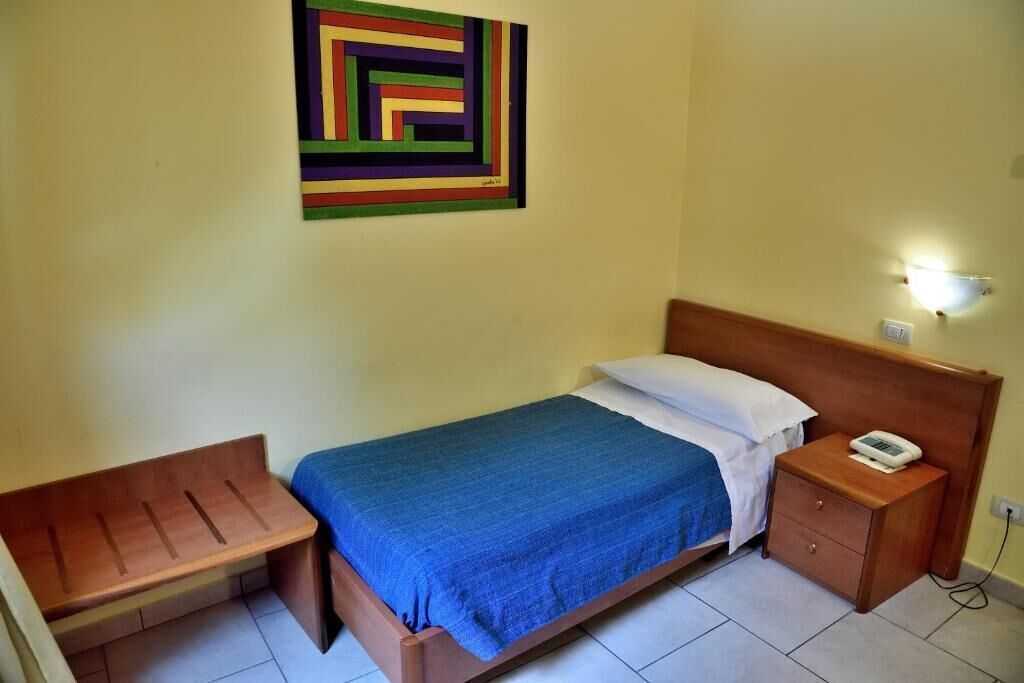 Cofres nos quartos, escrivaninha, quartos à prova de som