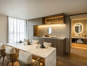 Suite-Estúdio Premium, não fumadores, banheira de hidromassagem (Rooftop Jaccuzi Suite Deluxe) | Cozinha privada | Um frigorífico, um micro-ondas, Congelador 