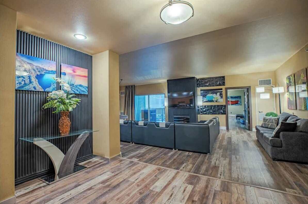 2100 Sqft Penthouse Suite : Strip Views! Pool Gym - Las Vegas, NV