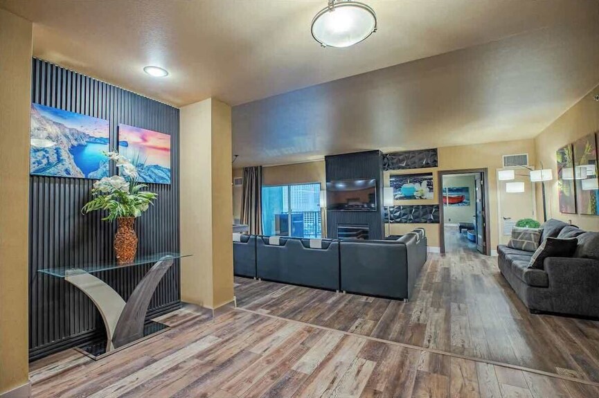 2100 Sqft Penthouse Suite : Strip Views! Pool Gym - Las Vegas, NV