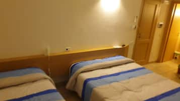 Quarto triplo clássico, 1 quarto | Escrivaninha, berço de viagem, Wi-Fi de cortesia, roupa de cama
