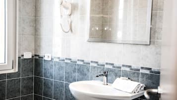 Quarto casal ou duplo clássico, 1 quarto | Banheiro | Chuveiro, produtos de toalete grátis, secador de cabelo, bidê