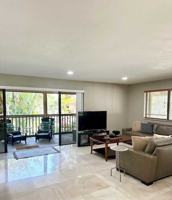 Pga National Golf Villa Condo , 2 Bed, 2 Bath. Prime Location. - Palm Beach Gardens, FL