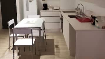 Apartamento de Luxo | Kitchenette privada | Um frigorífico/congelador grande, um micro-ondas, um forno