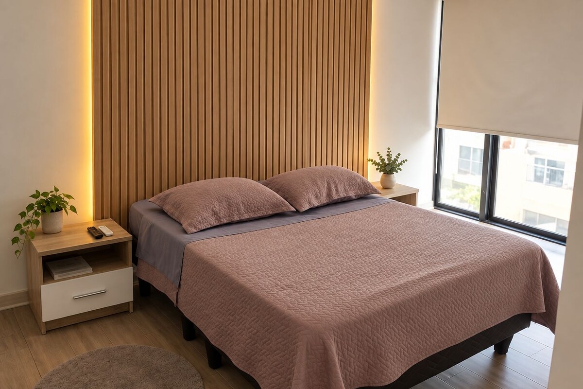 Quarto moderno com cama, mesas de cabeceira, um vaso de planta e janela.