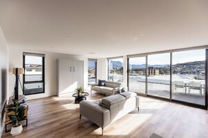 Apartamento Deluxe | Sala de estar | Televisor de ecrã plano de 42 polegadas com canais digitais, televisor