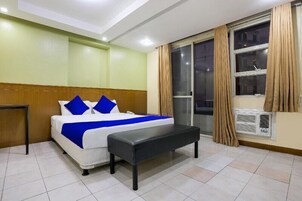 Quarto Standard | Com decoração personalizada, secretária, cortinas/cortinados opacos 