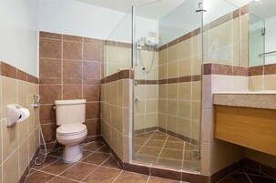 Quarto Deluxe | Casa de banho | Um polibã, um chuveiro fixo, artigos de higiene pessoal grátis 