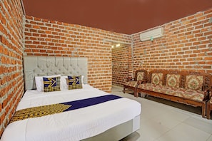 Quarto casal standard | Espaço de trabalho para notebook, roupa de cama