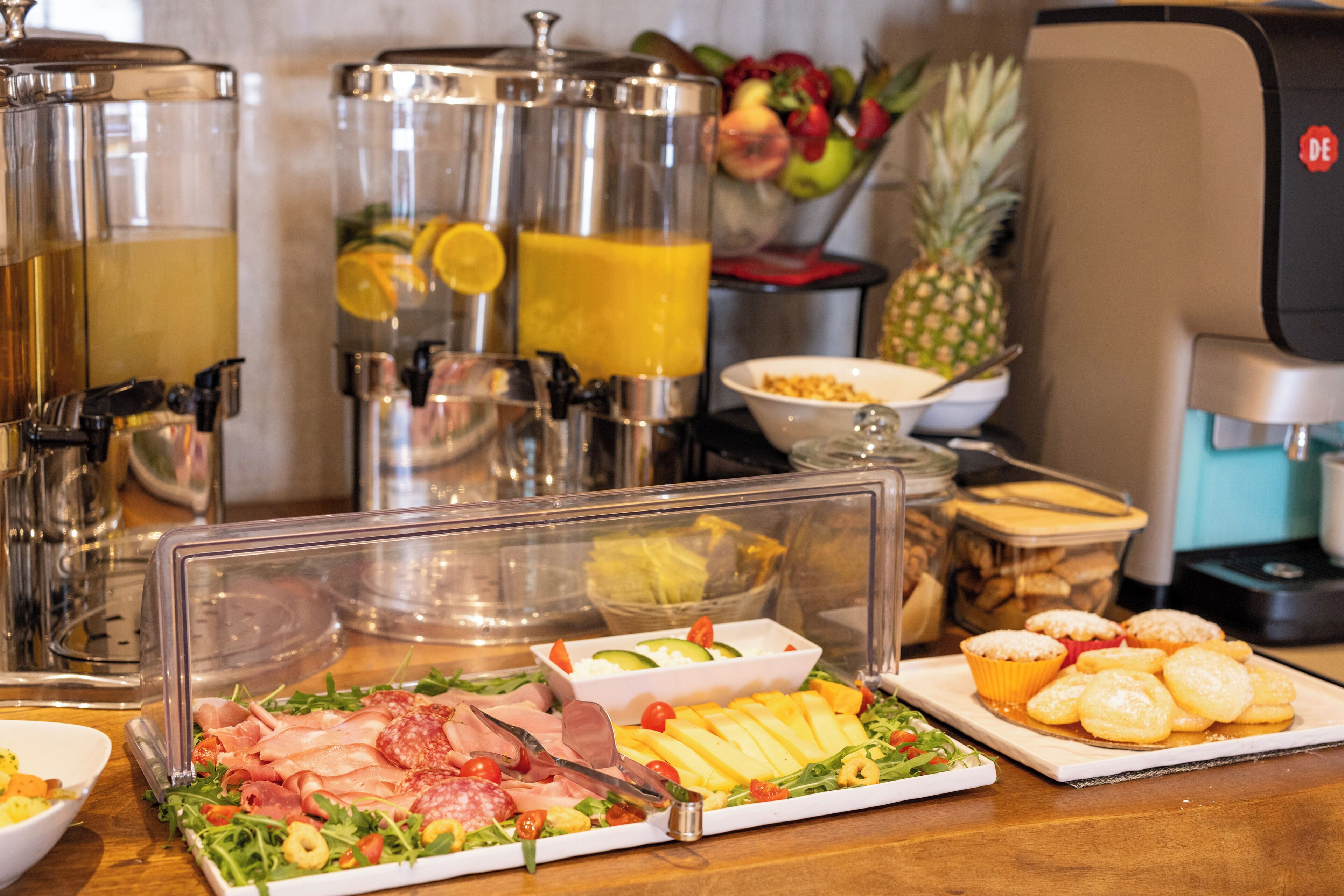 Café da manhã com buffet todos os dias (EUR 15 por pessoa) 