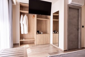 Quarto casal superior | Camas com colchões de espuma com sistema de memória, frigobar