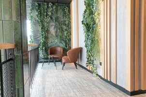 Área de estar no saguão