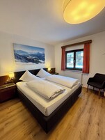 Quarto casal básico | Edredons de pluma, cofres nos quartos, berço de viagem
