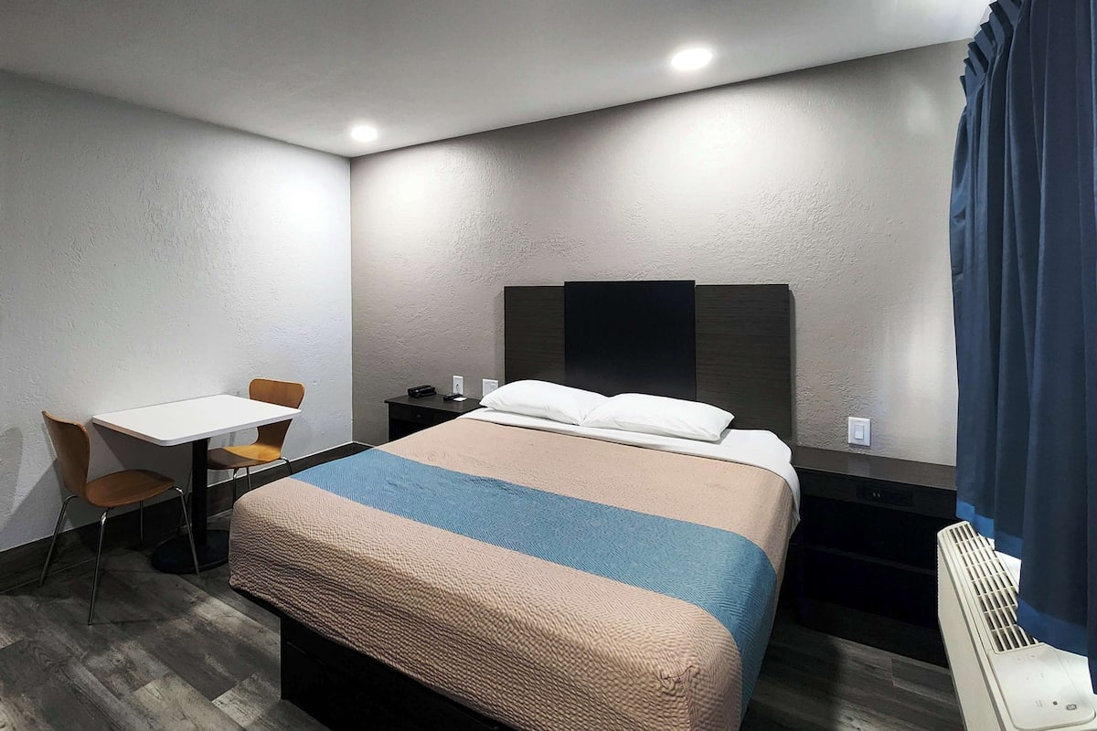 Escrivaninha, espaço de trabalho para notebook, cortinas blackout