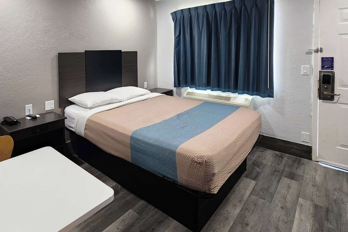 Escrivaninha, espaço de trabalho para notebook, cortinas blackout