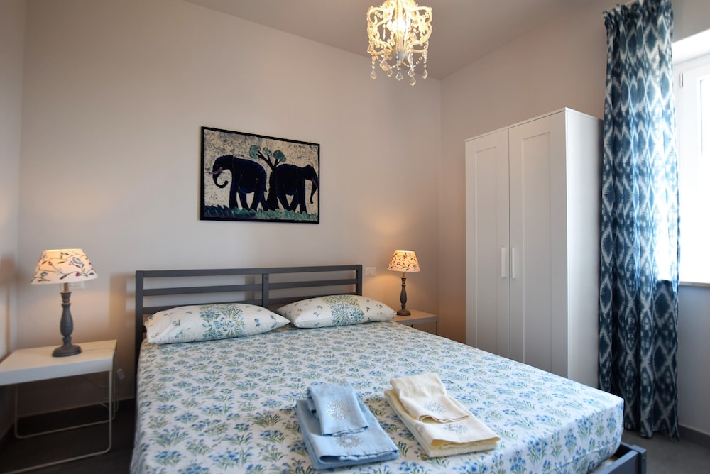 Bougainvillea Apartment - large private equipped terrace 450 m from the ...