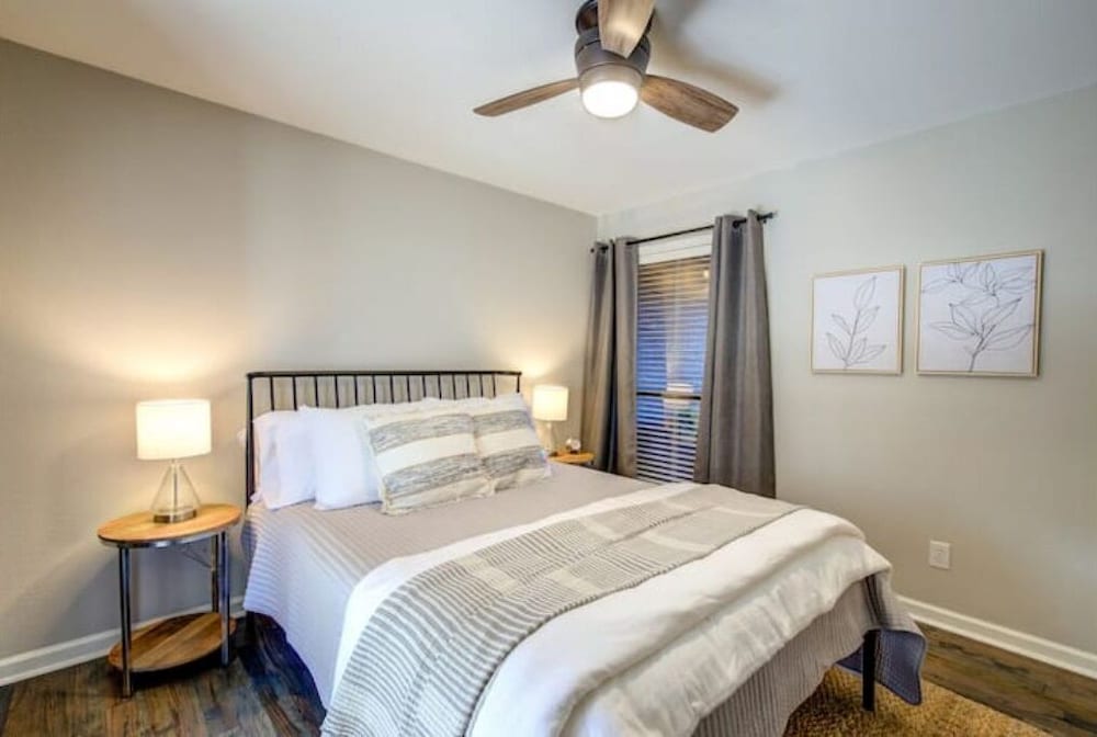 Mid-century Flair W/ Hot Tub By The Lake! - Rockwall, TX