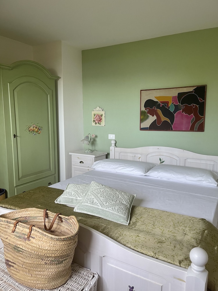 Independent Panoramic Villa with private garden at only 350mt far from ...