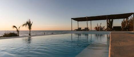 Piscina exterior, guarda-sóis, espreguiçadeiras