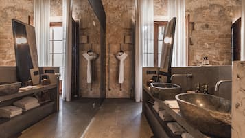 Suite (Nobis) | Casa de banho | Produtos de higiene exclusivos, um secador de cabelo, roupões, chinelos